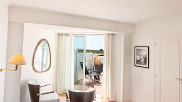 Quarto Duplo ou Twin, varanda, vista para o mar | Roupa de alta qualidade, minibar, cofre no quarto, secretária
