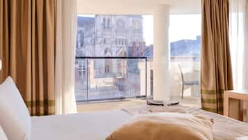 Roupa de alta qualidade, minibar, cofre com capacidade para portátil