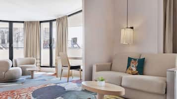 Roupa de alta qualidade, minibar, cofre com capacidade para portátil