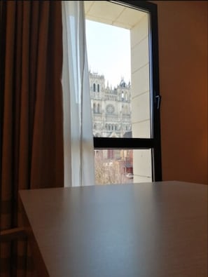 Privilege, Quarto, 1 cama de casal | Roupas de cama premium, frigobar, cofres nos quartos, escrivaninha