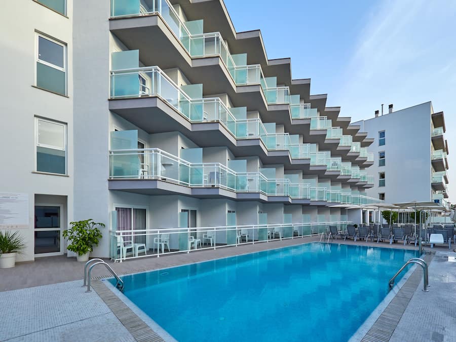 Piscina externa, guarda-sóis, espreguiçadeiras