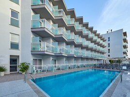 Piscina externa, guarda-sóis, espreguiçadeiras