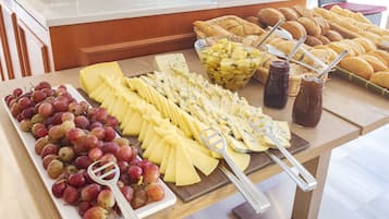 Pequeno-almoço tipo buffet diário mediante uma taxa