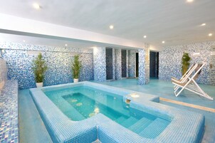 Piscina externa, guarda-sóis, espreguiçadeiras