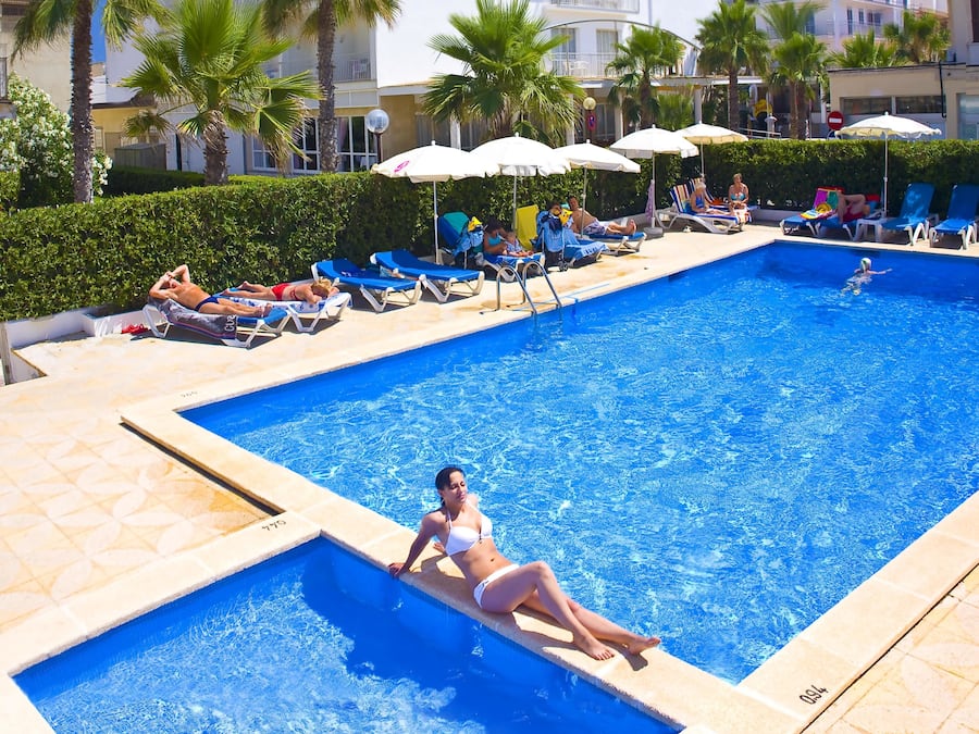 Piscina exterior, guarda-sóis, espreguiçadeiras