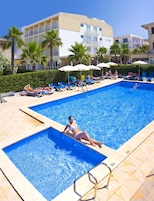 Piscina externa, guarda-sóis, espreguiçadeiras