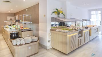 Pequenos-almoços e jantares servidos, incluindo cozinha mediterrânica