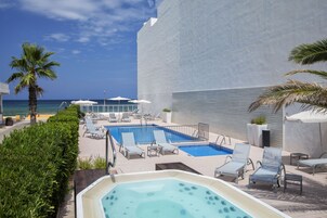 Piscina externa sazonal, guarda-sóis, espreguiçadeiras