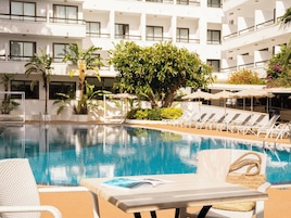 2 piscinas exteriores, da(s) 9:30 à(s) 21:30, guarda-sóis 