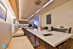 Pequeno-almoço tipo buffet nos dias úteis (18 EUR por pessoa) 