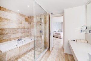 Suíte luxo, vista para o jardim | Banheiro | Chuveiro, produtos de toalete grátis, secador de cabelo 