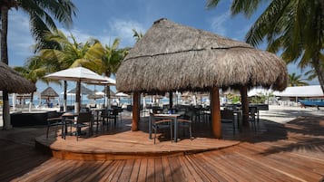 2 bares/lounges, bar molhado, bar ao lado da piscina, bar na praia