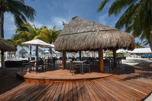 2 bares/lounges, um bar à beira da piscina, um bar junto à piscina