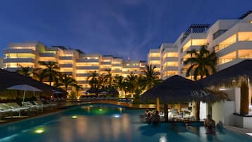 2 piscinas externas, guarda-sóis, espreguiçadeiras