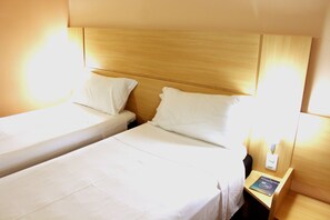 Escrivaninha, quartos à prova de som, Wi-Fi de cortesia, roupa de cama