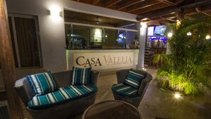 Uma área de bar com uma placa que diz 'CASA VALERIA Boutique Hotel'.