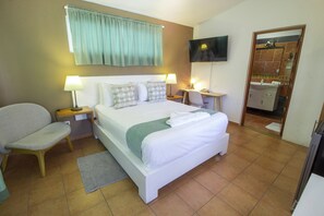 Quarto Duplo Comfort, 1 cama queen-size, varanda, junto à piscina | Minibar, cofre no quarto, com decoração personalizada 