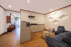 Deluxe Suite Triple | Cozinha privada | Frigobar