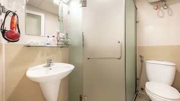 Quarto Superior, 2 camas individuais | Casa de banho | Uma banheira, artigos de higiene pessoal grátis, um secador de cabelo