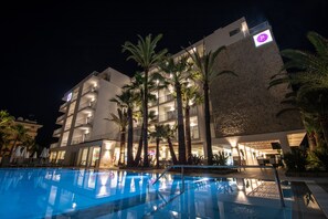 Fachada da propriedade à noite