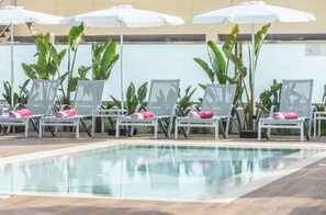 Piscina externa sazonal, guarda-sóis, espreguiçadeiras