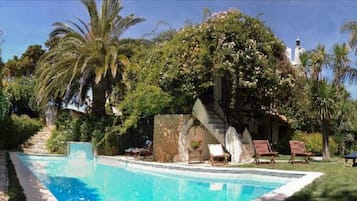 Piscina externa, guarda-sóis, espreguiçadeiras