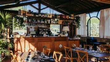 Pequenos-almoços servidos, cozinha italiana, com vista para o jardim