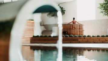 Uma área de spa com estrutura de madeira, piscina e vista para o exterior.