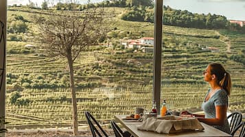 Pequenos-almoços e jantares servidos, incluindo cozinha portuguesa