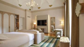 Suíte júnior, 1 cama King | Roupas de cama antialérgicas, frigobar, cofres nos quartos, escrivaninha