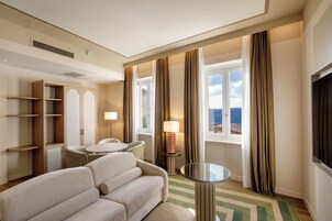 Suíte, 1 quarto | Roupas de cama antialérgicas, frigobar, cofres nos quartos, escrivaninha