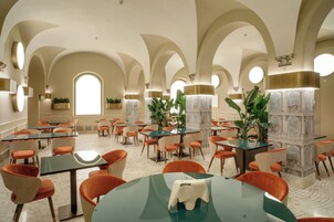 2 restaurantes: servem almoços e jantares