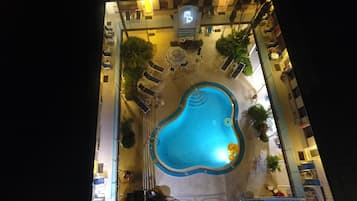 Piscina externa, piscina aquecida, funciona das 9h às 21h, guarda-sóis