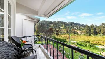 Suite, 2 quartos, varanda, vista para o lago | Cortinas/cortinados opacos, ferro/tábua de engomar, Wi-fi grátis