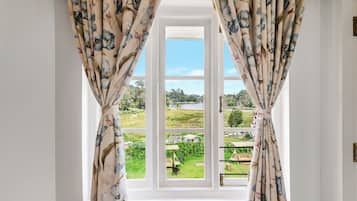 Suite, varanda, vista para o lago (Privilege) | 1 quarto, cortinas/cortinados opacos, ferro/tábua de engomar