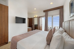 Suite Deluxe, 1 cama de casal | Cofre no quarto, com decoração personalizada