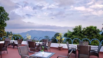 Café da manhã, almoço e jantar; culinária internacional