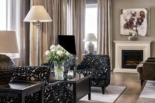 Suite (Town Square) | Minibar, cofre no quarto, secretária 