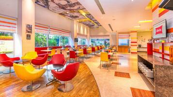 Pequenos-almoços, almoços, jantares servidos, cozinha regional