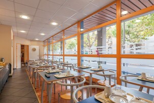 Pequeno-almoço tipo buffet diário mediante uma taxa 