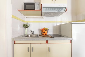 Apartamento Standard | Cozinha privada | Uma cafeteira/bule, um frigorífico, um micro-ondas 