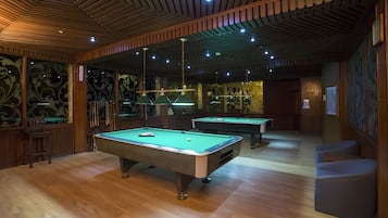 Piscina externa, funciona das 7h às 20h, guarda-sóis, espreguiçadeiras