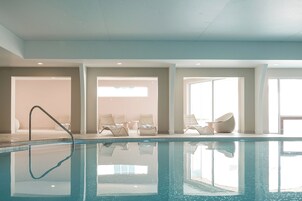 Piscina interior, piscina exterior, espreguiçadeiras