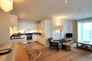 Uma cafeteira/bule, uma chaleira elétrica, uma torradeira 