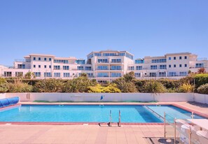 Piscina interna, piscina externa, espreguiçadeiras