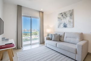 Estúdio Premium, vista para o mar, em frente ao mar | Sala de estar | Televisor de ecrã plano de 28 polegadas com canais por cabo, televisor