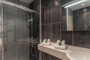 Apartamento | Banheiro | Produtos de toalete grátis, secador de cabelo, toalhas de banho 