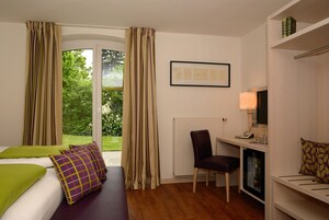 Roupas de cama antialérgicas, frigobar, cofres nos quartos, escrivaninha