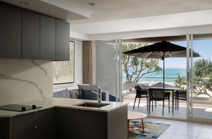 Apartamento, de frente para a praia | Roupas de cama premium, cofres nos quartos