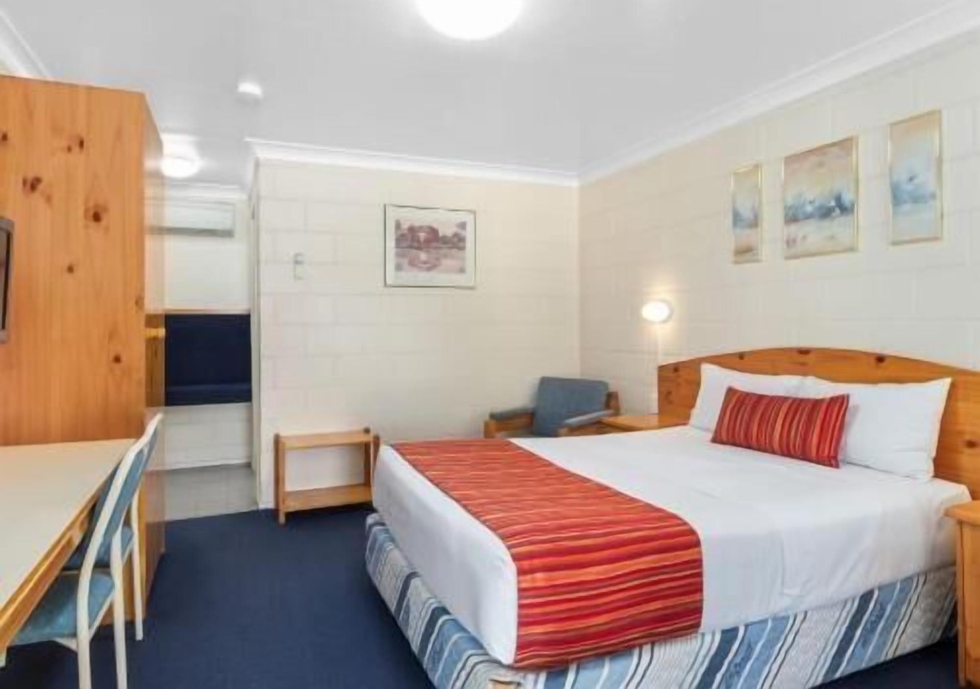 1 quarto, escrivaninha, cortinas blackout, ferros/tábuas de passar roupa